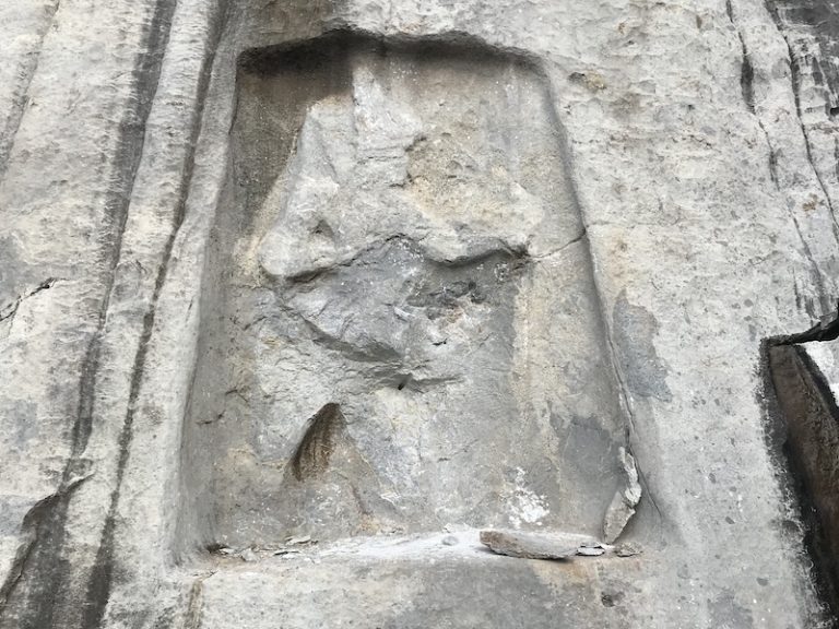 Defineciler Karabel Kaya Kabartmasını Parçaladı - Arkeofili