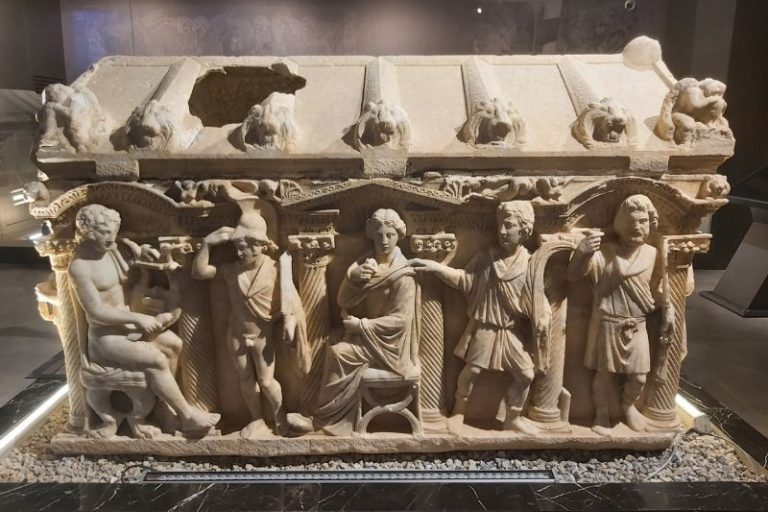 İznik'te Bulunan Akhilleus Lahdi - Arkeofili